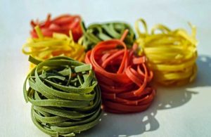 Gourmet Flavored Pasta: How to Dye Pasta to Eat - everybodylovesitalian.com